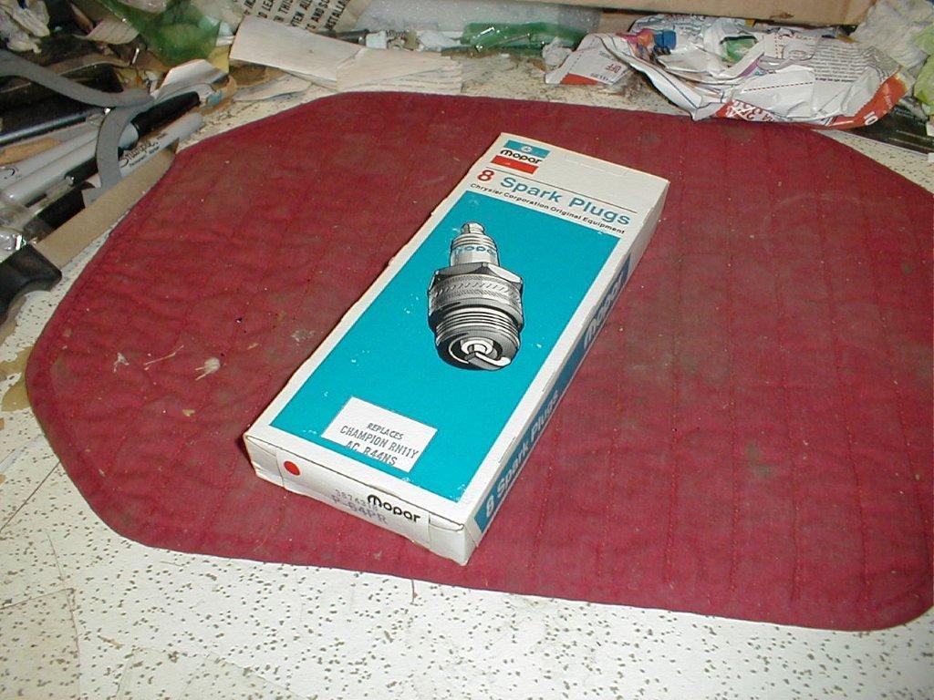 NOS Mopar Spark Plugs Set 1975-80 Small Block V-8 - Hiltop Auto Parts